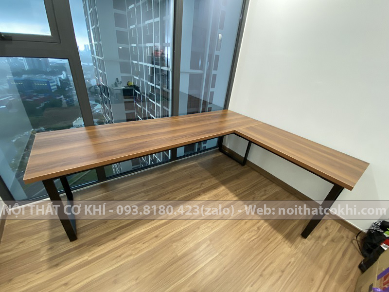 Bàn Chữ L Chân Sắt